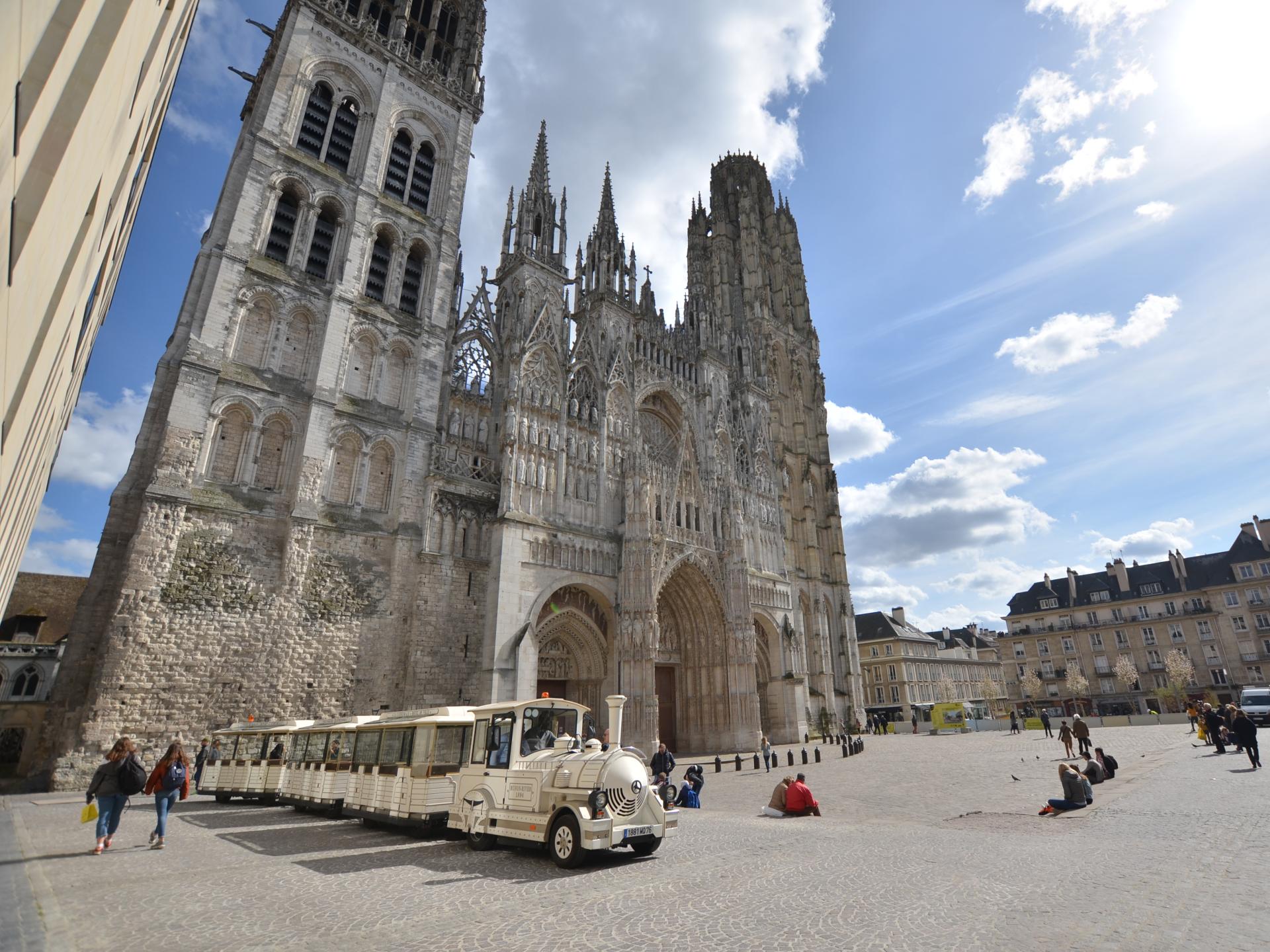 Visit Rouen without a car